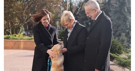 Кучето на Мая Санду ухапа австрийския президент Видео