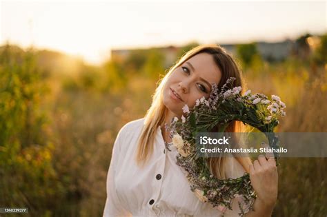 야생 화환에서 아름다운 젊은 여성의 여름 라이프 스타일 초상화 그의 머리에 야생화화환 건강한 생활방식에 대한 스톡 사진 및 기타