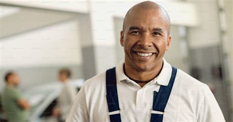 자동차 서비스 작업장에서 행복한 아프리카계 미국인 수리공의 초상화 사진 Unsplash의 사람 이미지