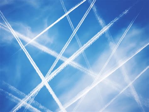 透明な青空に描かれた飛行機雲｜イラスト・フリー素材なら「シンテリ」