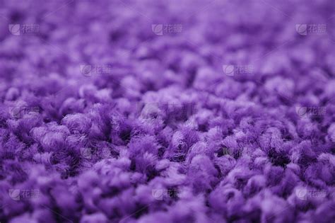 特写柔软的紫色地毯表面令人惊叹的颜色