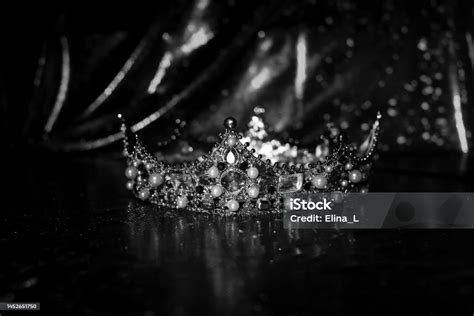 반짝이는 배경에 귀중한 보석이 있는 빈티지 왕실 왕관 흑백 0명에 대한 스톡 사진 및 기타 이미지 0명 개념 고대의 Istock
