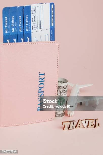 여권 달러 비행기 및 분홍색 배경에 항공 티켓 여행 컨셉 복사 공간 0명에 대한 스톡 사진 및 기타 이미지 0명 개념 개념과 주제 Istock