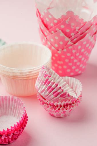 컵 케 익의 경우 다양 한 색상과 핑크 테이블 휴일 축 하 제빵 개념에 대 한 준비에 크기에서에서 타워 종이 컵 케 익 및 머핀 흑백 근접 촬영의 경우 제빵 개념에 대한