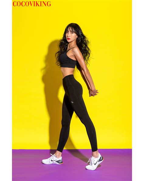 Shoot Inspo에 있는 Robin James님의 핀 여성 포즈 참조 여자 피트니스 포즈