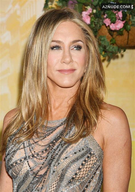Jennifer Aniston Sexy Shows Off Her Gorgeous Legs At The Netflix Los