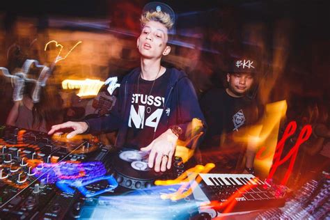 In The Club Scrolller