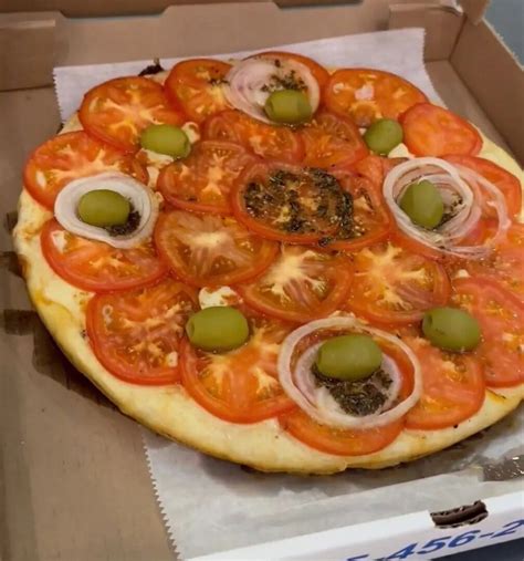 لیونل مسی به دلیل سفارش بدترین پیتزای تاریخ مورد انتقاد طرفداران قرار