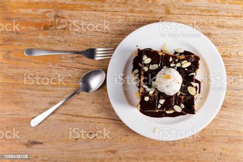 디저트 타이어 차 시럽을 얹은 아이스크림 토스트 바닐라 아이스크림 휘 핑 크림 나무 배경에 함께 0명에 대한 스톡 사진 및 기타 이미지 Istock