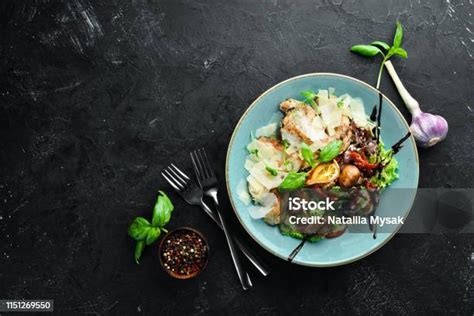 닭고기 샐러드 구운 채소와 파마산 치즈 접시에 소박한 스타일 평면도 텍스트를 위한 여유 공간 0명에 대한 스톡 사진 및 기타