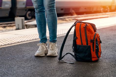 기차역에서 기차를 기다리는 배낭을 든 여행자 여자는 기차를 놓쳤다 여행 개념입니다 청바지에 대한 스톡 사진 및 기타 이미지