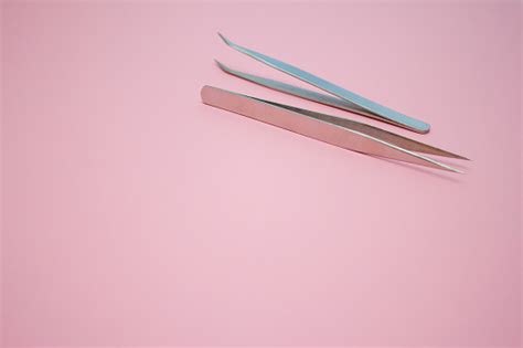 속눈썹 확장 프로시저에 대 한 도구입니다 분홍색 배경에 두 족집게 Copyspace 이랑아름다움과 패션 컨셉 속눈썹에 대한 스톡 사진 및 기타 이미지 Istock