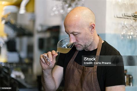 화이트 와인 냄새를 맡는 와인 테이스터와인을 증명하는 소믈리에가게의 와인 바 주인 와인에 대한 스톡 사진 및 기타 이미지 와인 코 Capital Region Istock