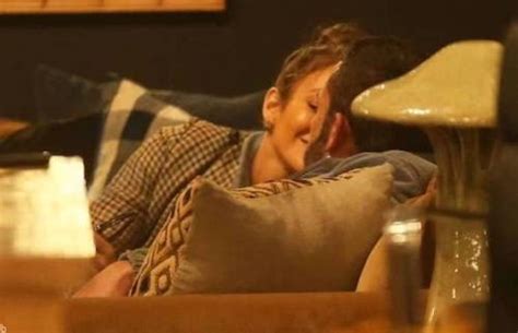 لب گرفتن جنیفر لوپز و دوست پسرش در عمارت 60 میلیون دلاری عکس