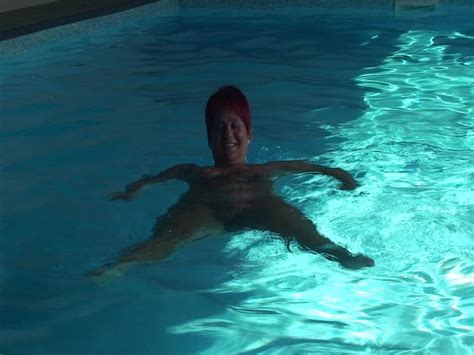 Annadevot Nackt Schwimmen Im Pool XHamster