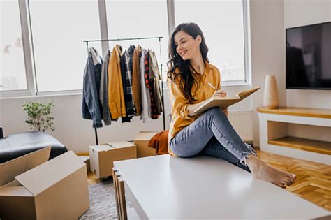 온라인 상점에서 여자 그는 작은 온라인 상점의 소유자입니다 배송을 위한 주문 및 포장 상자 수령 개봉에 대한 스톡 사진 및 기타