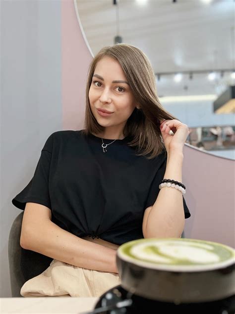 Почему ты привязываешься к людям к которым невозможно приблизиться