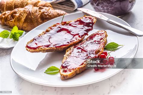 붉은 건포도 마멀레이드 크 버터와 민트 잎으로 맛 있는 아침 식사 0명에 대한 스톡 사진 및 기타 이미지 0명 건강한 생활방식 계절 Istock