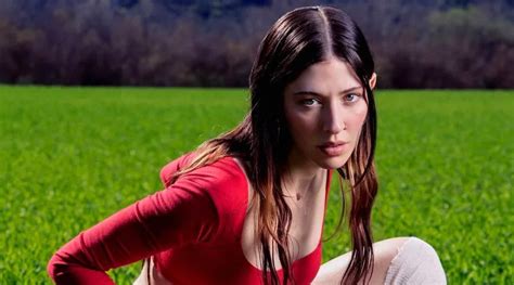 Кэролайн Полачек выпустила трек «Starburned and Unkissed», он звучит в ...