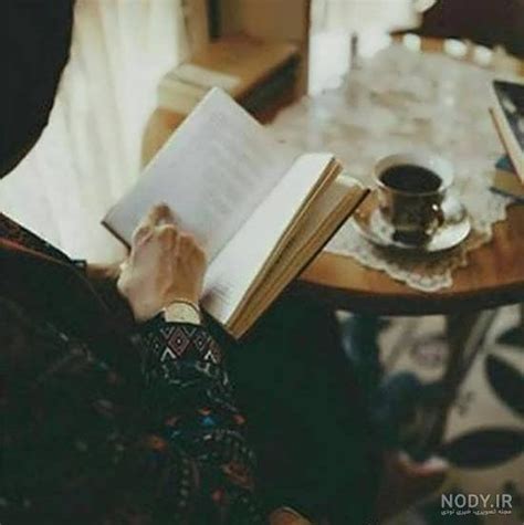 عکس در حال کتاب خواندن عکس نودی