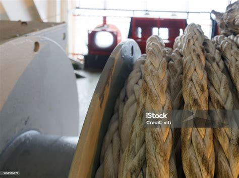 계류 작업을 위한 해양 선박 윈치 그 주위에 감긴 로프 클로즈업 0명에 대한 스톡 사진 및 기타 이미지 0명 계류 권양기 Istock