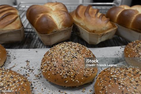 프랑스 제네빌리어스 03 11 2022 장인 제빵사 및 페이스트리 셰프 빵집에서 시리얼 빵과 빵의 세부 사항 0명에 대한 스톡 사진 및 기타 이미지 Istock