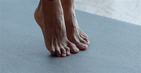 실내 가정 운동 건강 건강한 삶 고요한 균형 다리 라이프스타일 마음가짐 매력적인 맨발 맨발 운동 명상