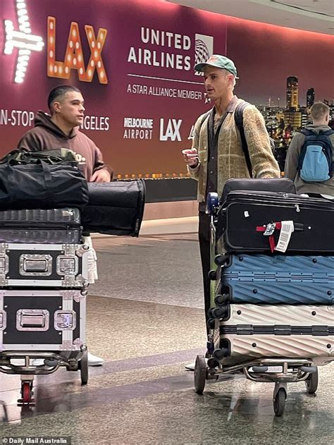 The Bachelors Star Jed Mcintosh Sports Rock Star Ensemble At Airport Reportwire