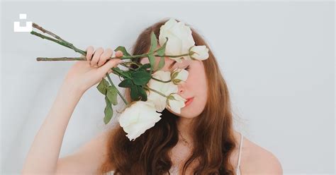 머리에 흰 장미가 있는 흰색 꽃 드레스를 입은 여자 사진 Unsplash의 무료 프랑크 라이히 이미지