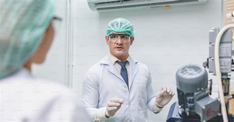 과학자 연구 의학 추출물 화학 과학 실험실에서 대체 의료 건강을위한 대마초에서 Cbd 오일 허브 대마 식물 및 간자 잎은 약물에 사용하는 천연 유기농 허브입니다 사진