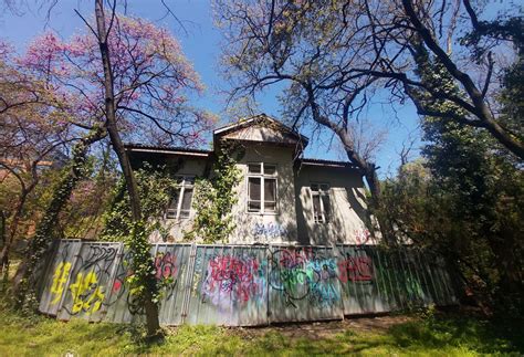 Къщата на Антон Новак създателят на Морската градина тъне в разруха Граждани на квартала