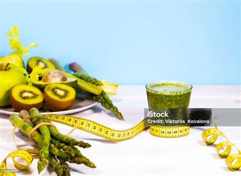 신선한 녹색 채소와 과일의 스무디를 위한 격자무늬 평형 부동 음식 건강한 알칼리성 식단 저울 공간을 복사합니다 채식주의 측정