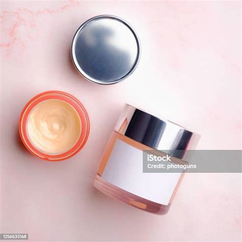 분홍색 배경에 화장품 크림 항아리 세트 플랫 레이 상단 보기 미용 제품 포장 디자인 용기 모형 생활필수품에 대한 스톡 사진 및 기타 이미지 Istock