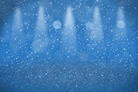 파란 멋진 반짝이는 반짝이 조명 벗어난 무대 스포트라이트는 스파크 비행 귀하의 콘텐츠에 대 한 빈 공간을 가진 축제 모의 텍스처와 Bokeh 추상적인 배경 0명에 대한 스톡