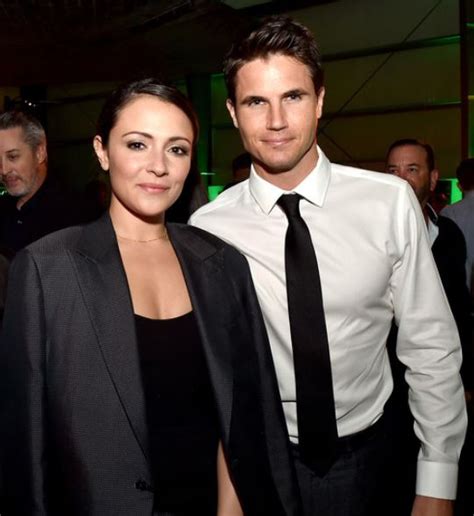 Robbie Amell Girlfriend