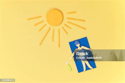 햇볕 관리 개념 자외선 차단 크림으로 일광욕을 하는 여성 해변에서 일광욕을 즐기는 여성들 맨 위 보기입니다 여름 휴가 수건에