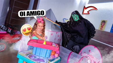 Flagrei Minha IrmÃzinha Brincando Com Um Amigo Assustador Na