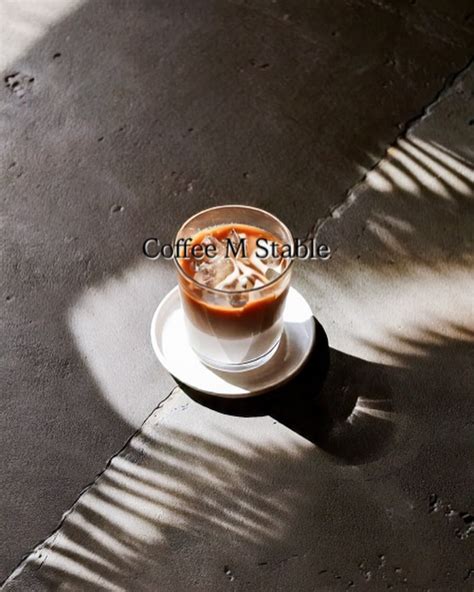 시원한 커피가 잘 어울리는 계절이 왔습니다🌸 따뜻한 햇살에 겉옷이 얇아지는 삼월입니다 커피엠스테이블 아이스커피와 함께 설레이는 봄날 함께해요😊