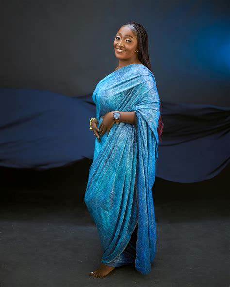 푸른 사리를 입은 우아한 여성 초상화 · 무료 스톡 사진