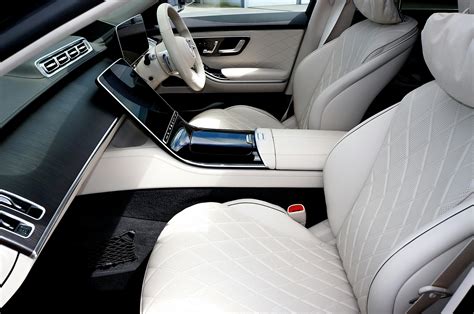 Suv 가죽 좌석 검은 가죽 검은색 경치 좋은 길 고급 고급 승용차 고원 도로 고품질 골든 아워 교통 굴곡