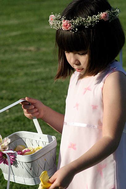 3 700 Gadis Pembawa Bunga Foto Stok Potret And Gambar Bebas Royalti