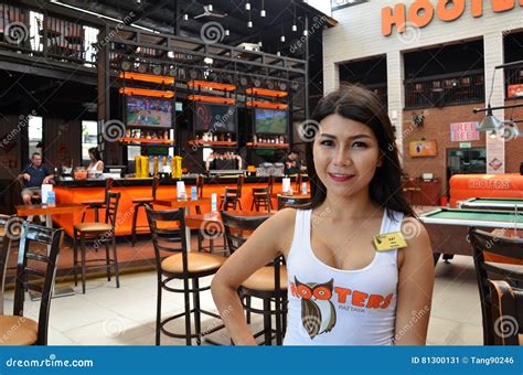 Hooters Girl Poses For Photo In Hooters Restaurant 81300131