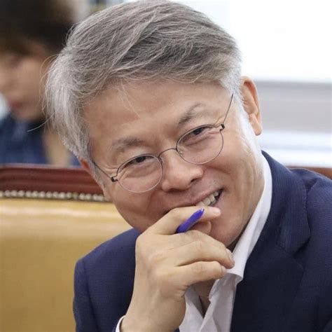 더불어민주당 대통령 후보를 뽑는 호남권 경선이 이번 주 수요일 드디어 시작됩니다 광주는 언제나 역사의 물꼬를 튼 도시입니다 민주주의의 발원지 바로 광주입니다 다시