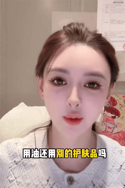 叶珂直播中称自己曾生产过 晒神秘人送的花喊话不停