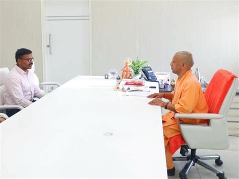 Upsc टॉपर आदित्य श्रीवास्तव ने Cm योगी आदित्यनाथ से की मुलाकात। देखें Photos