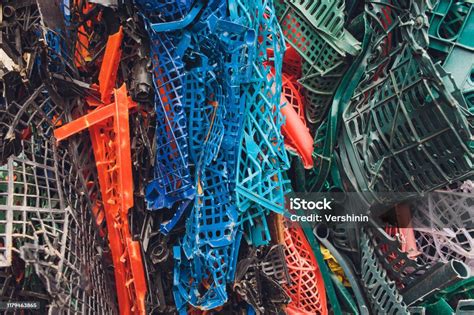 현대 폐기물 유해 처리 공장에서 플라스틱 압착 베일 별도의 가비지 수집 추가 처리를 위해 폐기물의 재활용 및 보관 폐기물의 선별