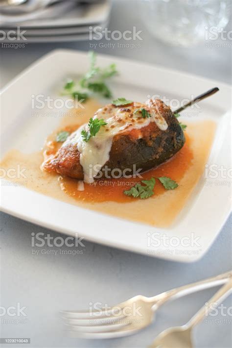 토마토 소스에 고기와 치즈를 곁들인 포블라노 박제 칠레 건강한 멕시코 음식 칠리 레예노스에 대한 스톡 사진 및 기타 이미지 칠리 레예노스 속을 채운 채소 Istock