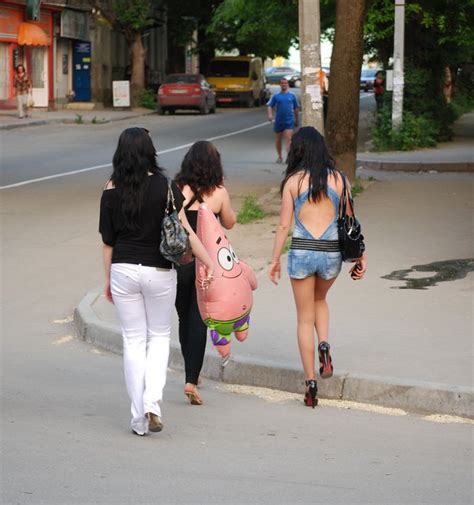 Three Girls In Selected Company Foto And Bild Streetfotografie Mit