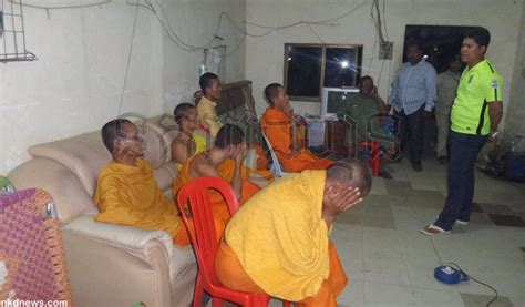 សង្ឃ ៦ អង្គ នៅ វត្ត ស្ទឹង មាន ជ័យ ត្រូវ បាន សមត្ថកិច្ច ឃាត់ ខ្លូ ន ខណៈ ដែល យក ដំបង កាំបិត និង