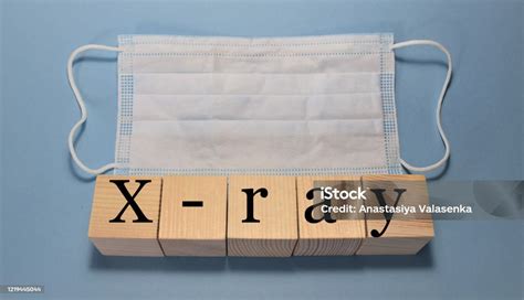 파란색 배경 의학 개념에 엑스레이 텍스트와 의료 흰색 마스크 나무 큐브 0명에 대한 스톡 사진 및 기타 이미지 0명 개념